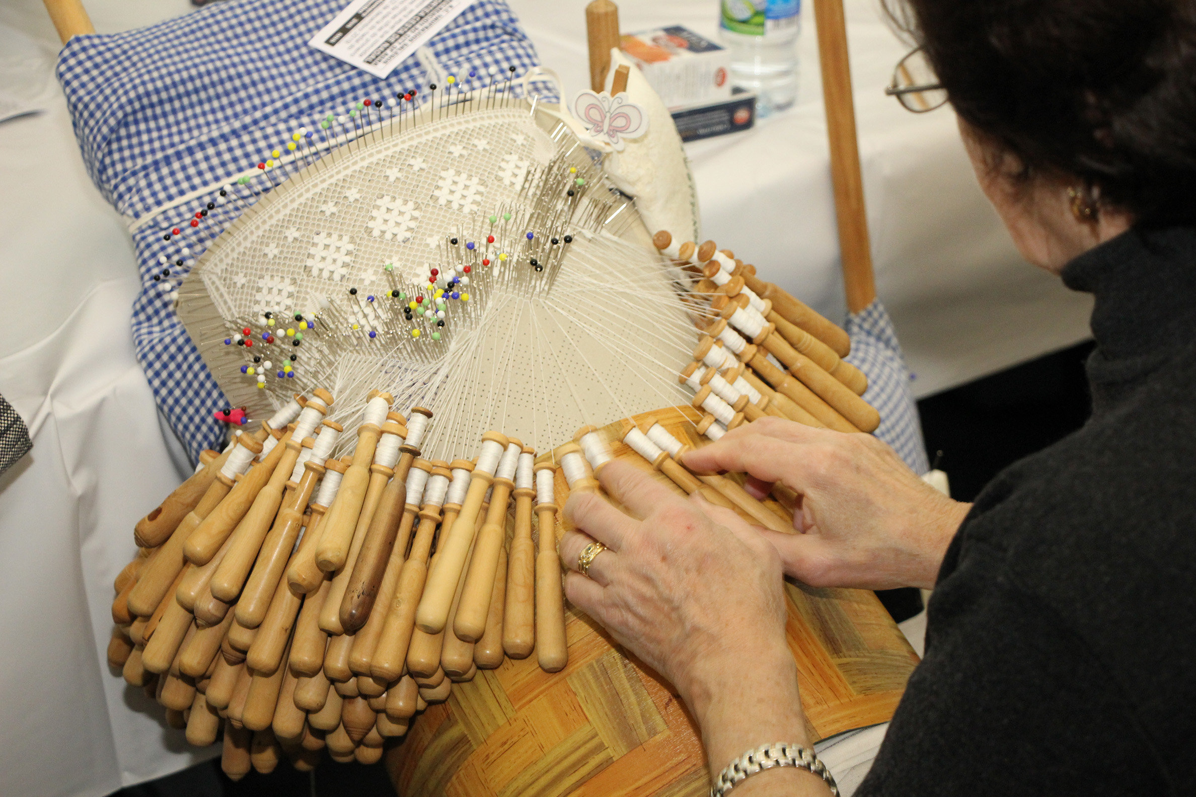 600 palilleiras encheron de artesanía o pavillón de Camariñas